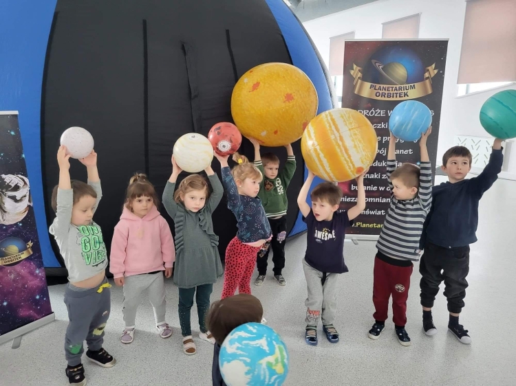 Mobilne planetarium w przedszkolu - Zespół Szkolno-Przedszkolny w Przybysławicach